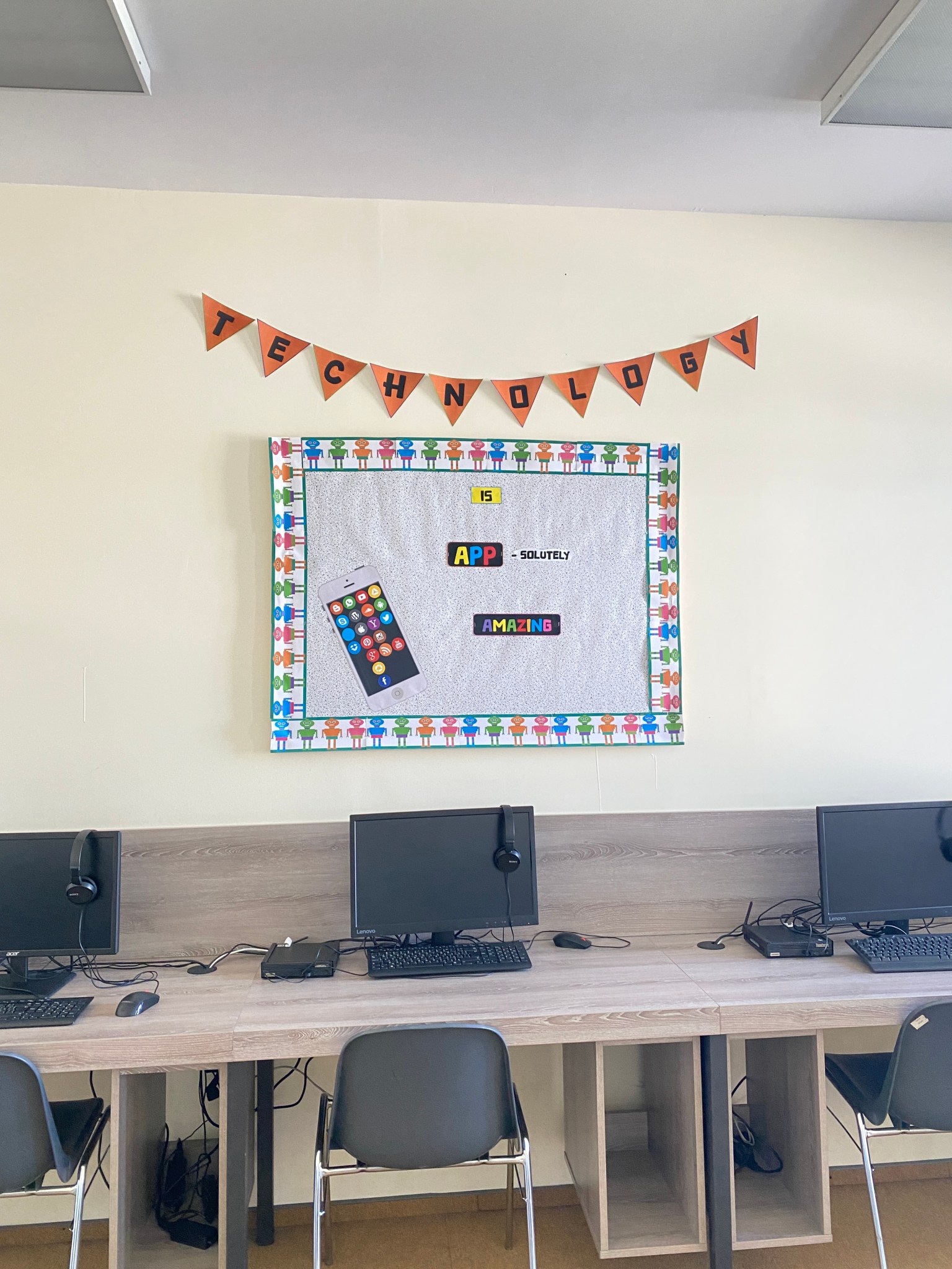Tech-themed bulletin board idea – Technology is APP-solutely amazing ...